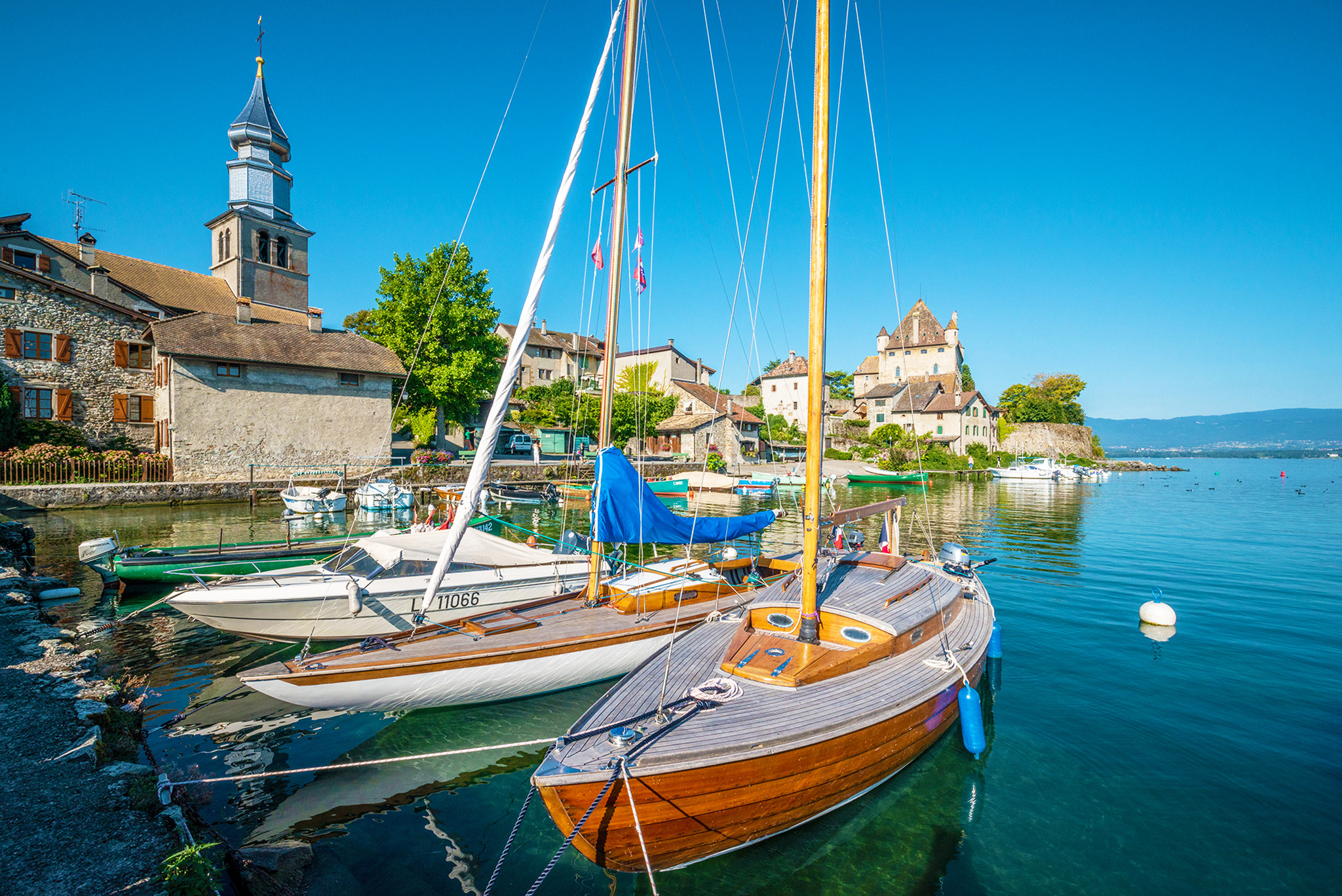 Yvoire village médiéval fleuri, un des plus beaux villages du Lac Léman ...